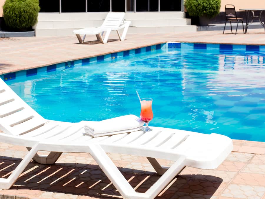 Piscina exterior, guarda-sóis, espreguiçadeiras