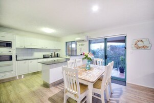 Apartamento superior, 2 quartos, vista para o mar | Opções para refeição no quarto