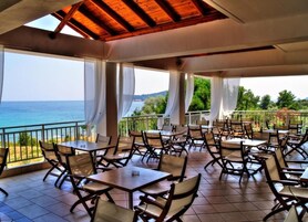 Pequenos-almoços servidos, cozinha grega, com vista para o oceano 