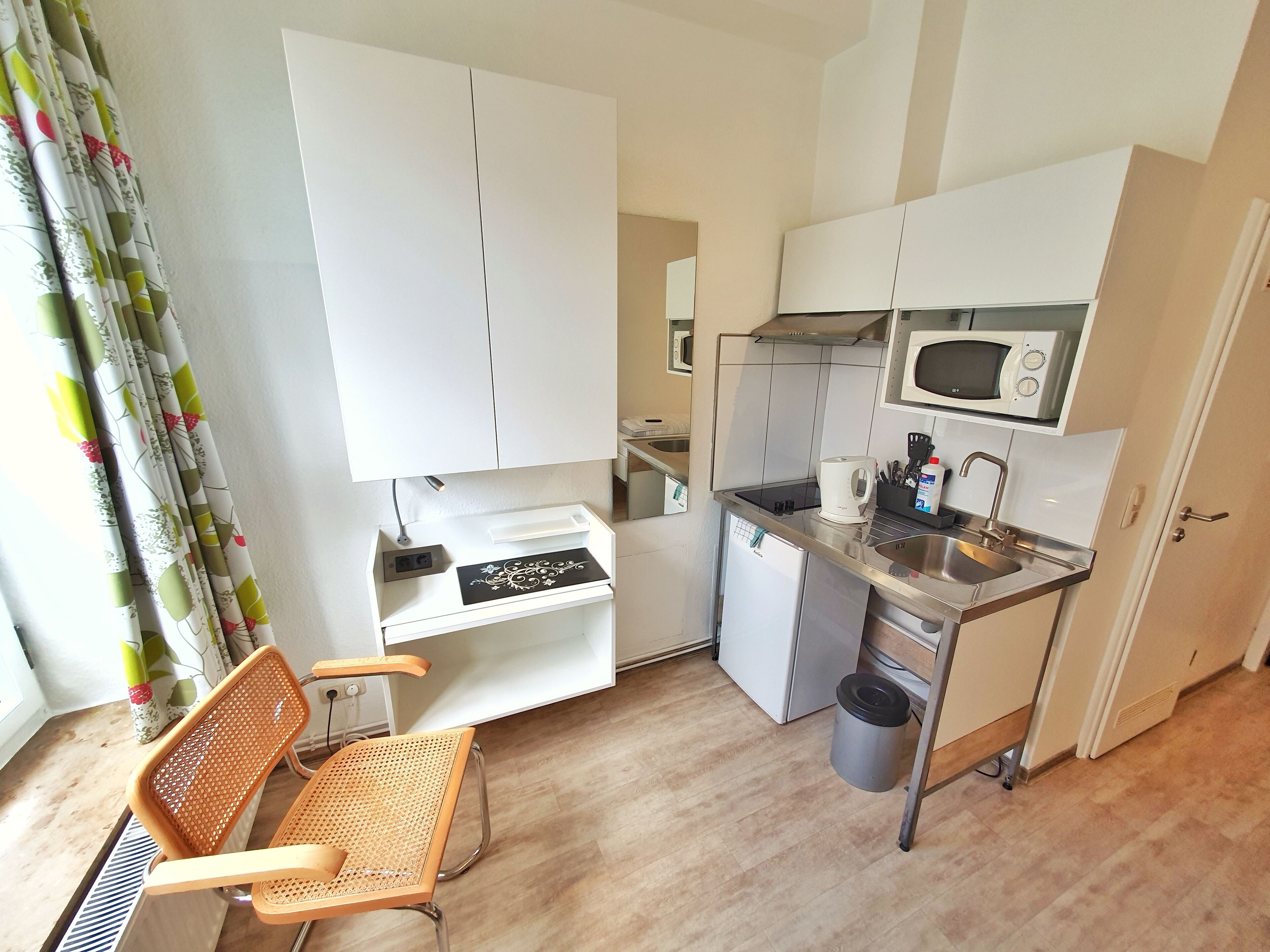 Quarto Duplo ou Twin Básico | Kitchenette privada | Um frigorífico, uma chaleira elétrica 