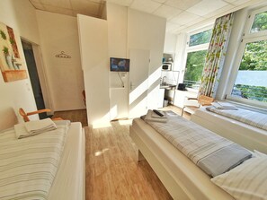 Quarto Triplo, casa de banho anexa | Wi-fi grátis, roupa de cama fornecida 