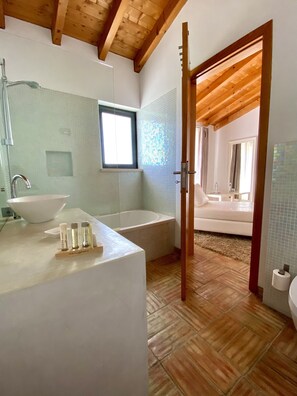 Deluxe King Room | Casa de banho | Artigos de higiene ecológicos, um secador de cabelo, toalhas fornecidas 