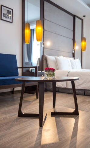 Suíte júnior, 1 cama Queen, para não fumantes, vista para a cidade | Roupas de cama premium, camas com colchões pillow-top, frigobar