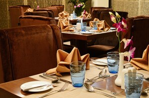 Pequeno-almoço tipo buffet diário (45 AED por pessoa) 