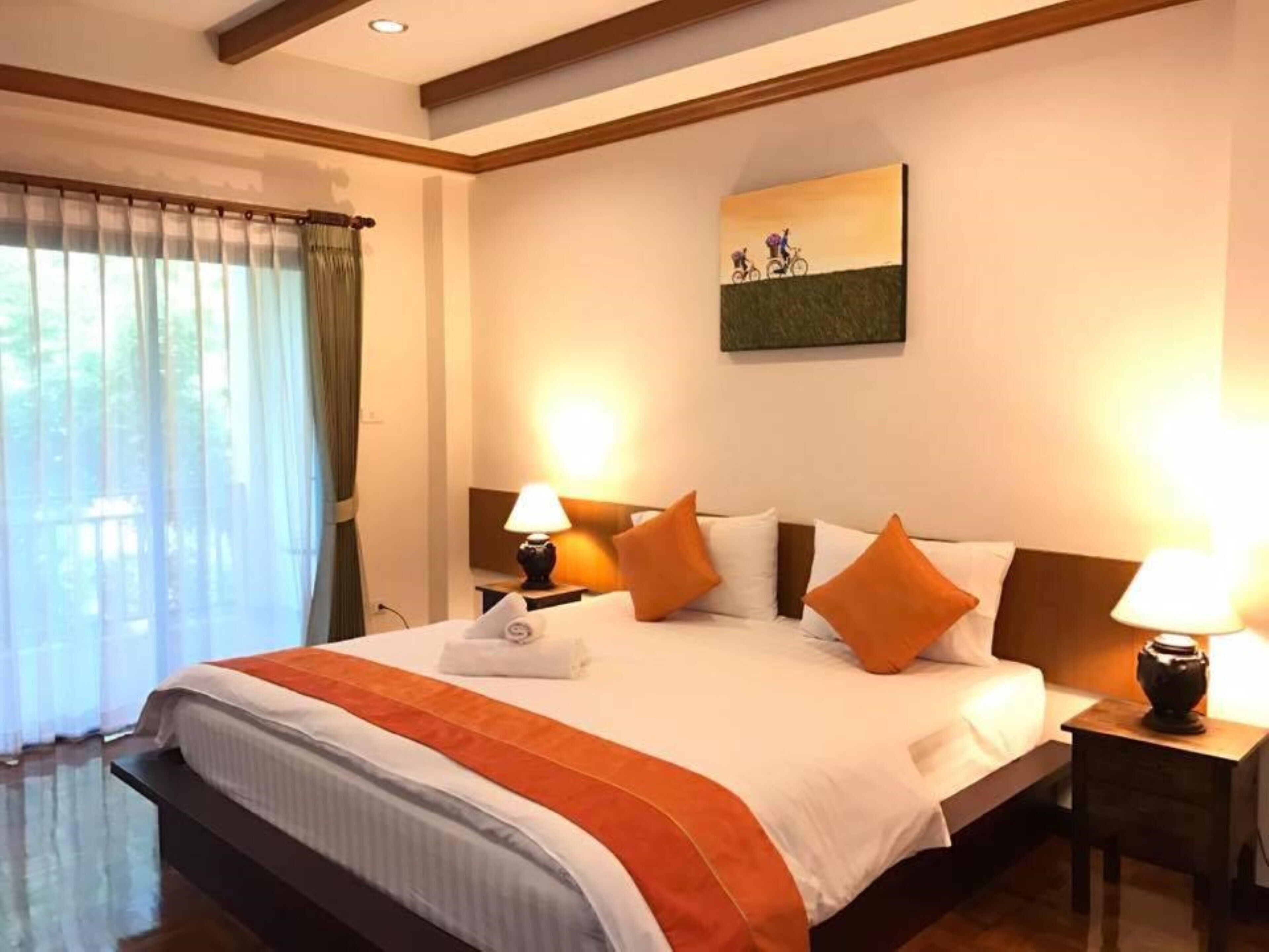 Roupa de alta qualidade, cofre no quarto, secretária, Wi-fi grátis 