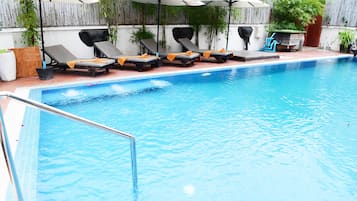 Piscina externa, guarda-sóis