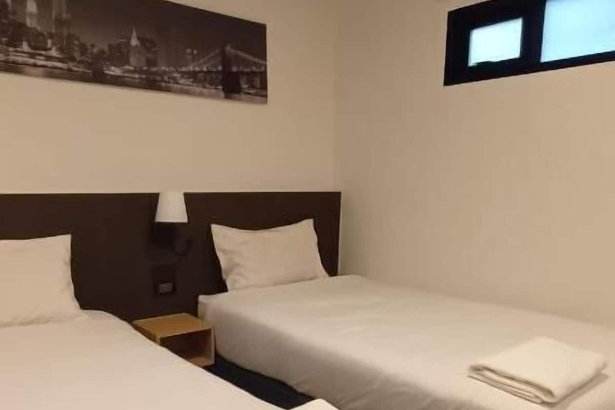 Private Twin beds | Cofre no quarto, Wi-fi grátis, roupa de cama fornecida