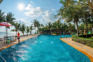 Piscina externa, guarda-sóis, espreguiçadeiras