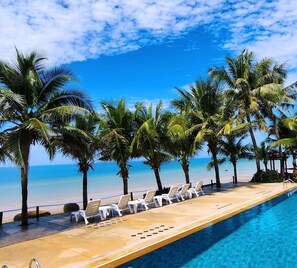 Piscina externa, guarda-sóis, espreguiçadeiras