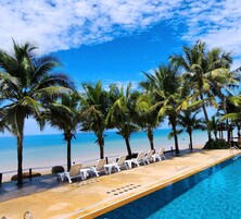 Piscina externa, guarda-sóis, espreguiçadeiras