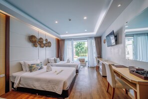 Deluxe Pool Access Twin | Frigobar, individualmente decorados, escrivaninha