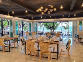 Serviço de café da manhã, culinária internacional, vistas para o mar 