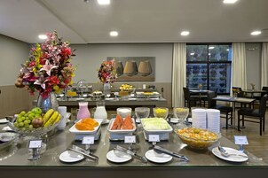 Café da manhã completo grátis todos os dias