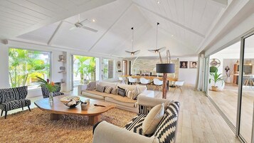 5-bedroom Villa | Sala de estar | Televisor 