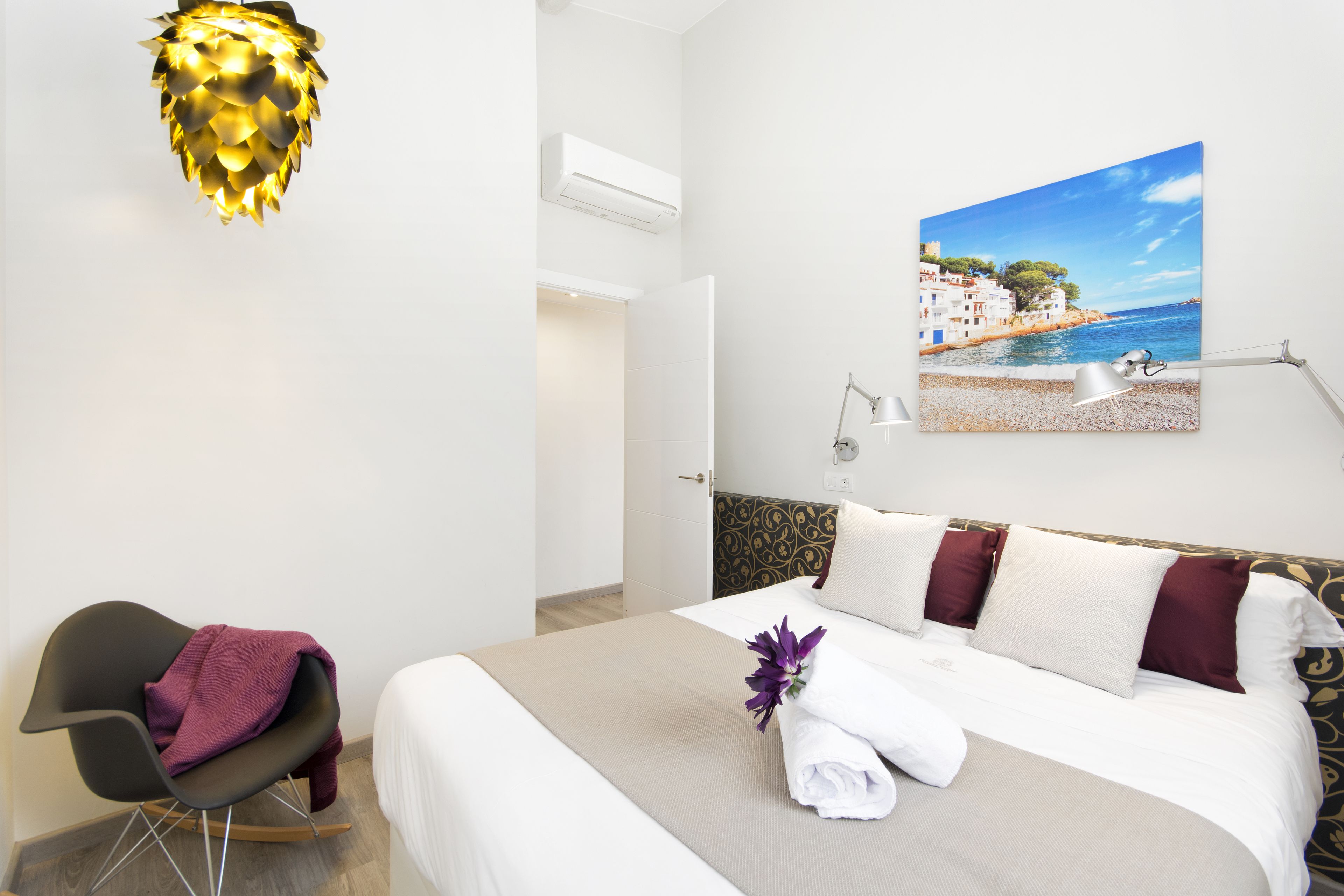 Three-Bedroom Apartment with Terrace | Edredões de penas, cofre no quarto, ferro/tábua de engomar 