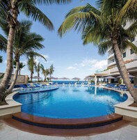 4 piscinas exteriores, toldos (sobretaxa), guarda-sóis 