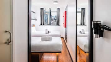 Quarto Triplo Familiar | Roupa de alta qualidade, cofre no quarto, ferro/tábua de engomar