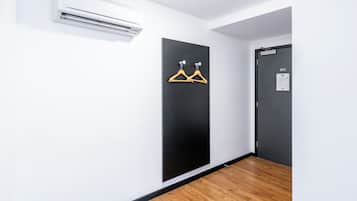 Quarto Quádruplo Superior | Roupa de alta qualidade, cofre no quarto, ferro/tábua de engomar