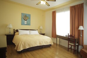 Double Room, King Size Bed | Cofres nos quartos, individualmente decorados, escrivaninha