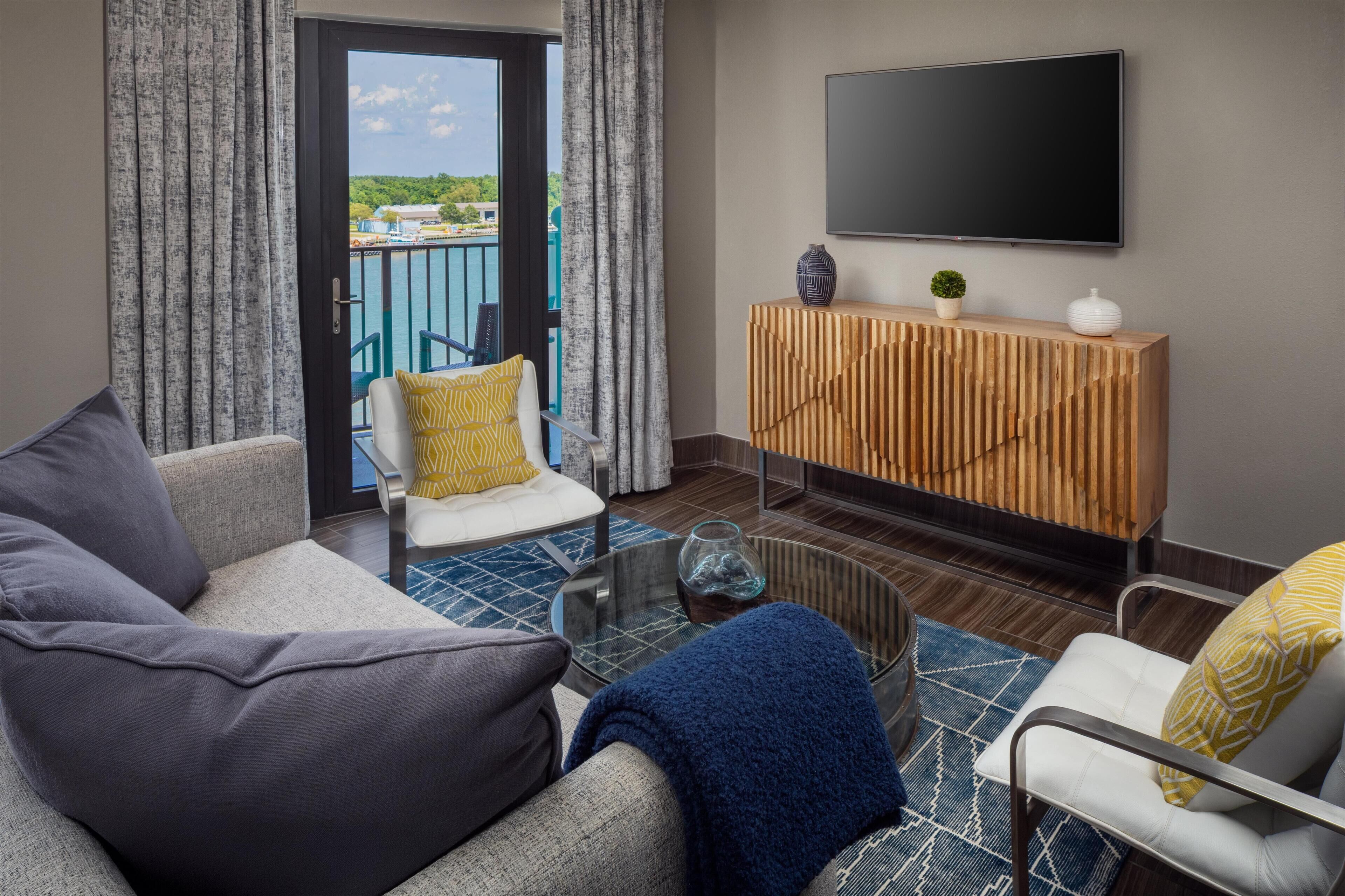 Suite, várias camas, varanda, vista para o rio (2 Rooms/2 Bathrooms) | Sala de estar | TV de ecrã plano 