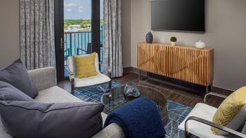 Suite, várias camas, varanda, vista para o rio (2 Rooms/2 Bathrooms) | Sala de estar | TV de ecrã plano