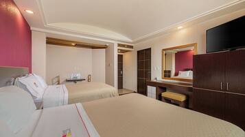 Suite Premium, sauna | Roupa de alta qualidade, cofre no quarto, secretária