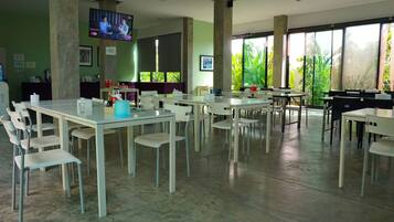 Café da manhã continental todos os dias (THB 100 por pessoa)