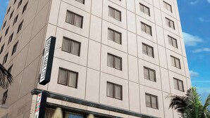 Um hotel com vários andares e uma loja de conveniência 7-Eleven no andar térreo.