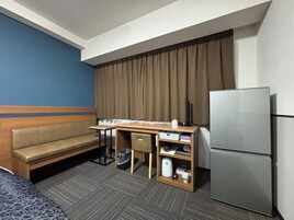 Quarto duplo, para não fumantes | Edredons de pluma, escrivaninha, ferros/tábuas de passar roupa