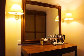 Cofres nos quartos, escrivaninha, cortinas blackout