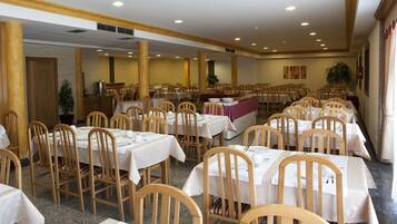 Pequeno-almoço tipo buffet diário (11 EUR por pessoa)