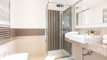 Quarto casal | Banheiro | Chuveiro, produtos de toalete grátis, secador de cabelo
