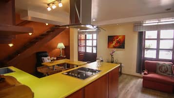 Loft luxo, 2 quartos | Sala de estar | TV LED 28 polegadas com canais a cabo, TV, Netflix