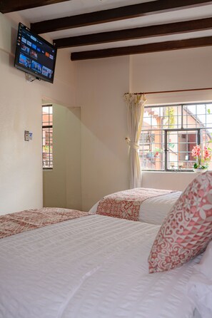 Quarto triplo conforto | Roupas de cama premium, edredons de pluma, frigobar, cofres nos quartos