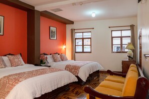 Quarto quádruplo conforto | Roupas de cama premium, edredons de pluma, frigobar, cofres nos quartos