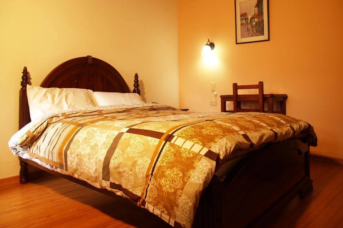 Roupas de cama premium, edredons de pluma, frigobar, cofres nos quartos