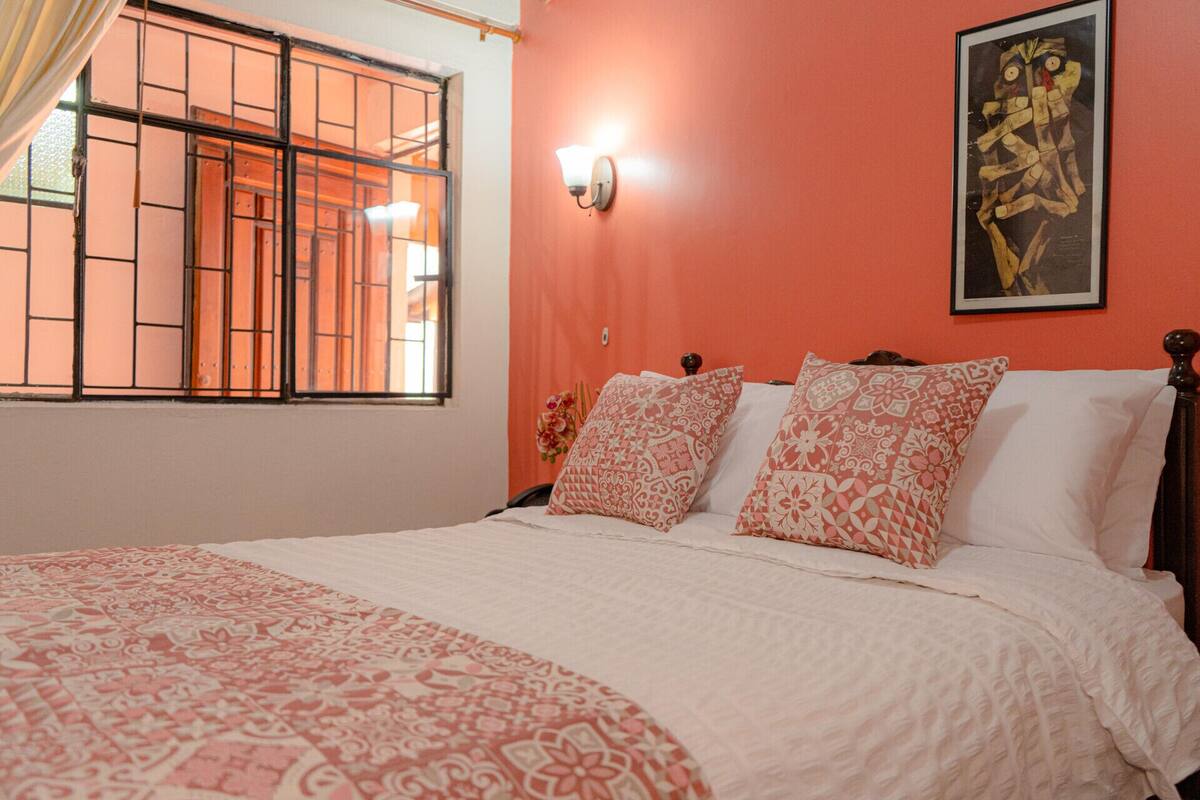 Roupas de cama premium, edredons de pluma, frigobar, cofres nos quartos