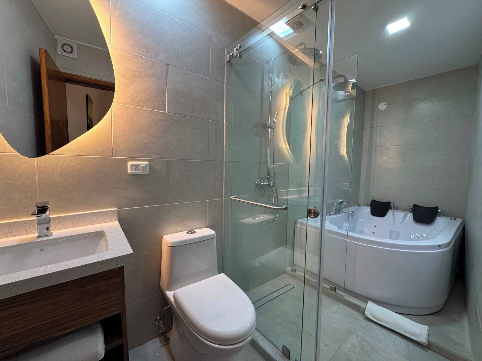 Quarto Duplo Comfort, banheira de hidromassagem grande | Roupa de alta qualidade, edredões de penas, minibar, cofre no quarto 