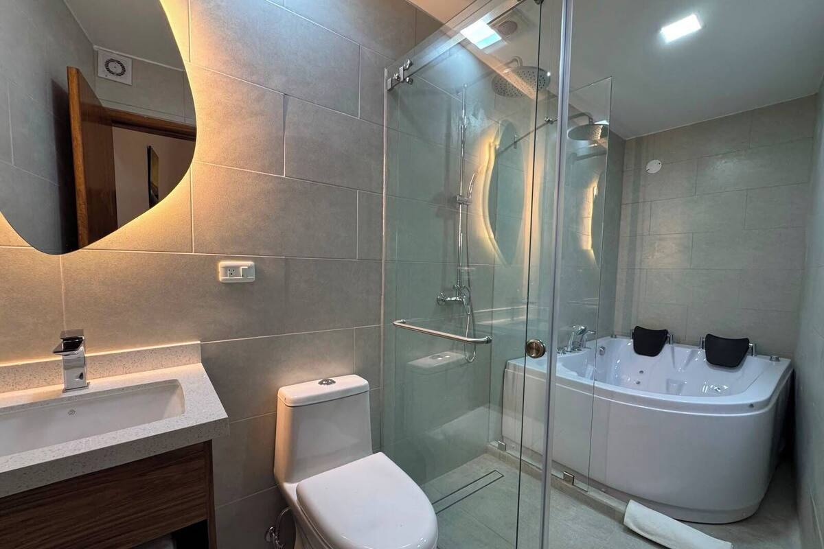 Quarto Duplo Comfort, banheira de hidromassagem grande | Roupa de alta qualidade, edredões de penas, minibar, cofre no quarto 