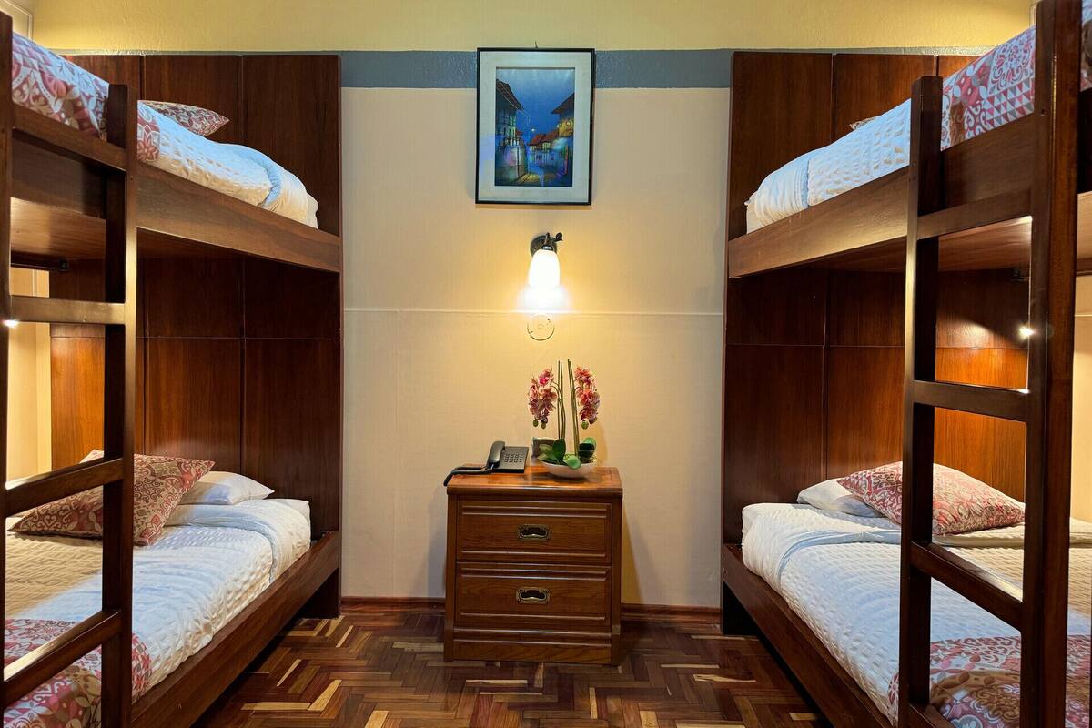 Roupas de cama premium, edredons de pluma, frigobar, cofres nos quartos