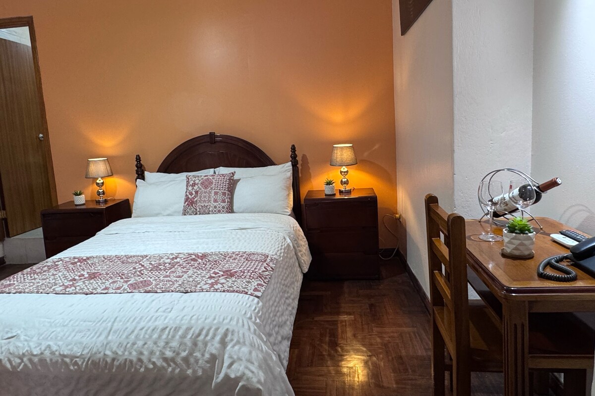 Quarto Duplo Comfort, banheira de hidromassagem grande | Roupa de alta qualidade, edredões de penas, minibar, cofre no quarto 