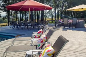 Piscina externa, guarda-sóis, espreguiçadeiras