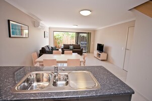 Um frigorífico/congelador grande, um micro-ondas, um forno 