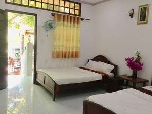 Quarto Quádruplo Familiar | Minibar, secretária, Wi-fi grátis 