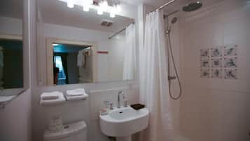 Quarto | Casa de banho | Artigos de higiene pessoal grátis, um secador de cabelo