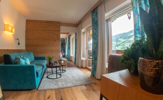 Suite Panorâmica | Sala de estar | TV de ecrã plano