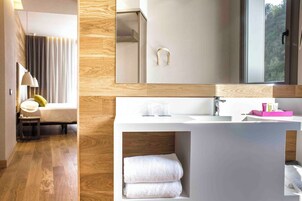 Edredons de pluma, frigobar, cofres nos quartos, escrivaninha