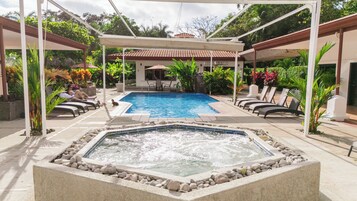 Piscina exterior, guarda-sóis, espreguiçadeiras