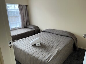 Quarto família, 2 quartos | Ferros/tábuas de passar roupa, Wi-Fi de cortesia, roupa de cama