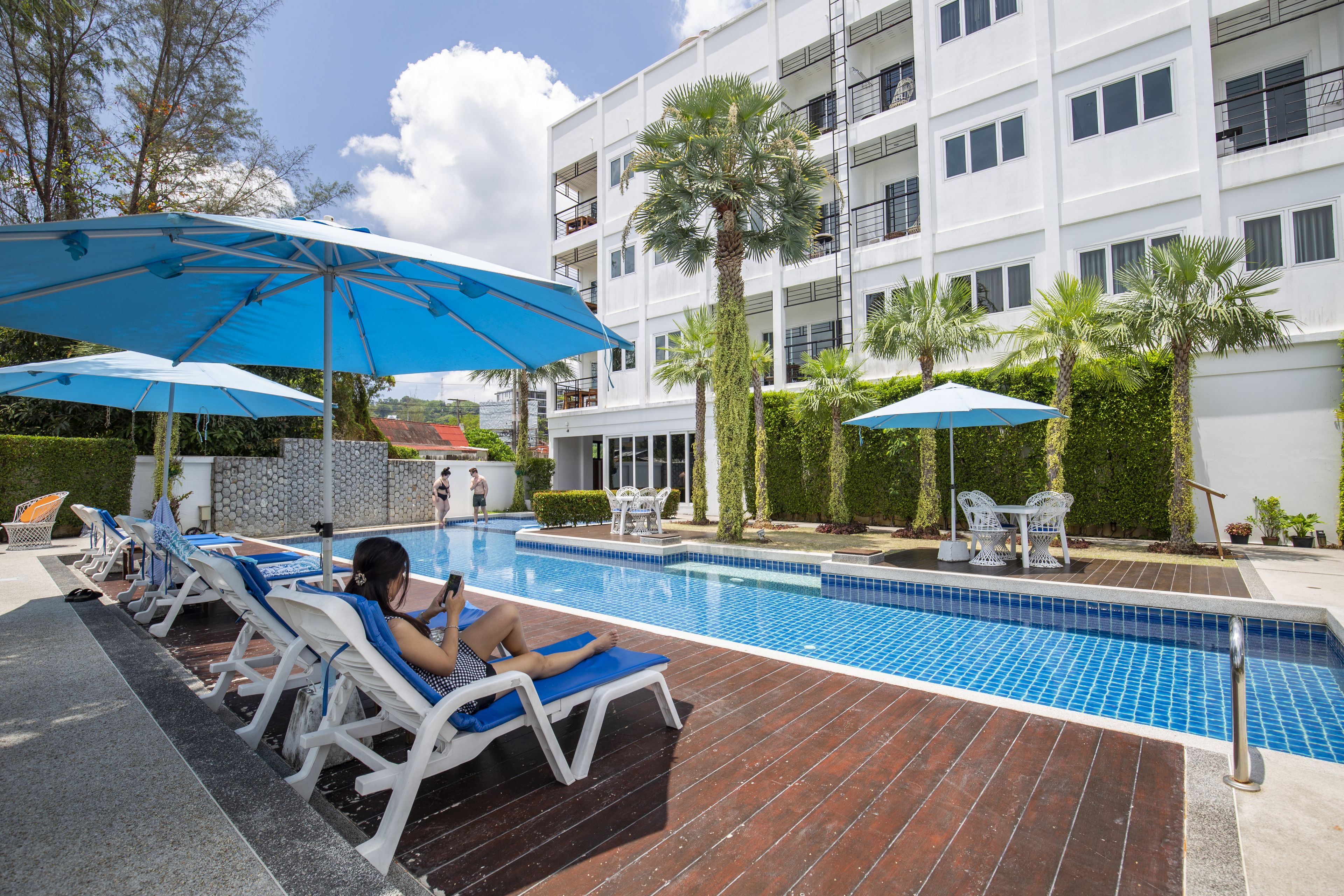 Piscina externa, guarda-sóis, espreguiçadeiras
